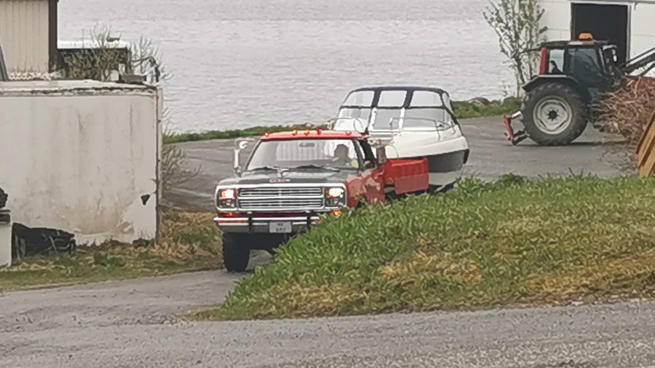 Dodge 1980 W400 4x4, hauling Bella 21dc in Kjeldal, North Norway 👍☀️😊 ...