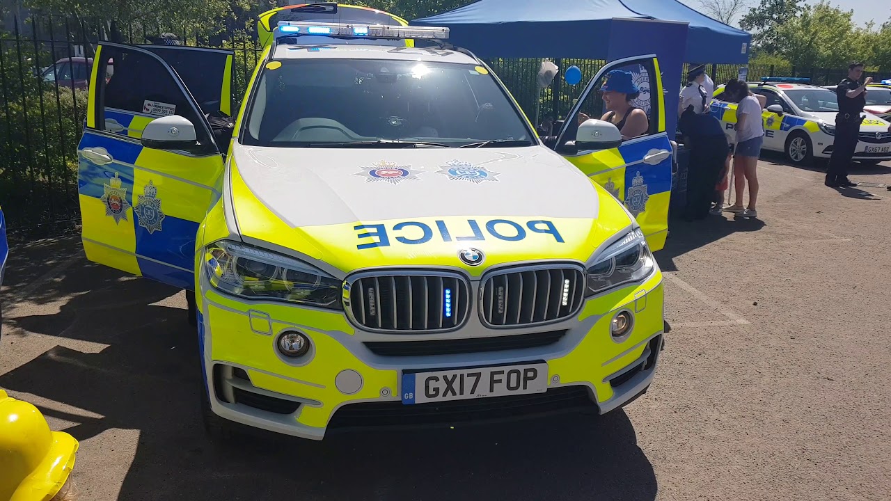Surrey and Sussex Police BMW X5 ARV Blue light demo - YouTube
