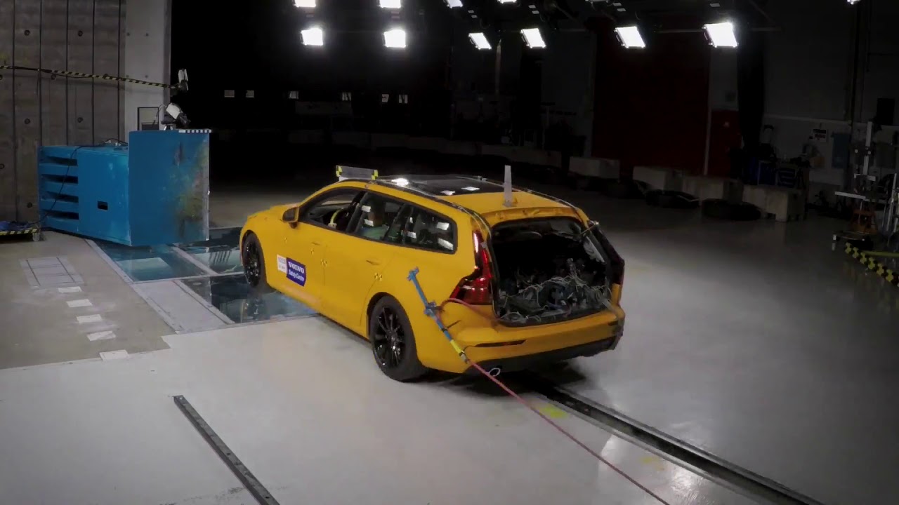 New Volvo V60 small overlap crash test - YouTube