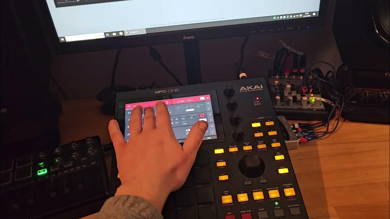 This sample bassline is crazy. MPC ONE BEATMAKING - YouTube
