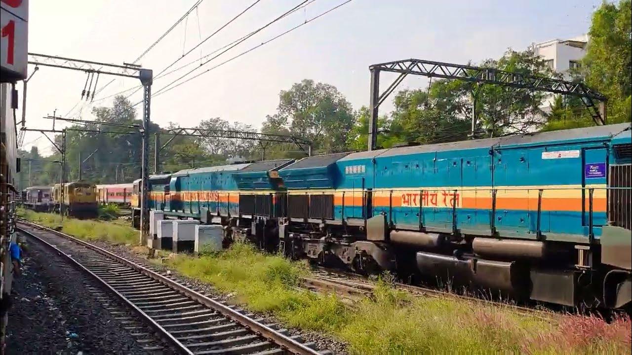 Pune junction arrival || 11030 kolhapur-csmt koyna exp - YouTube