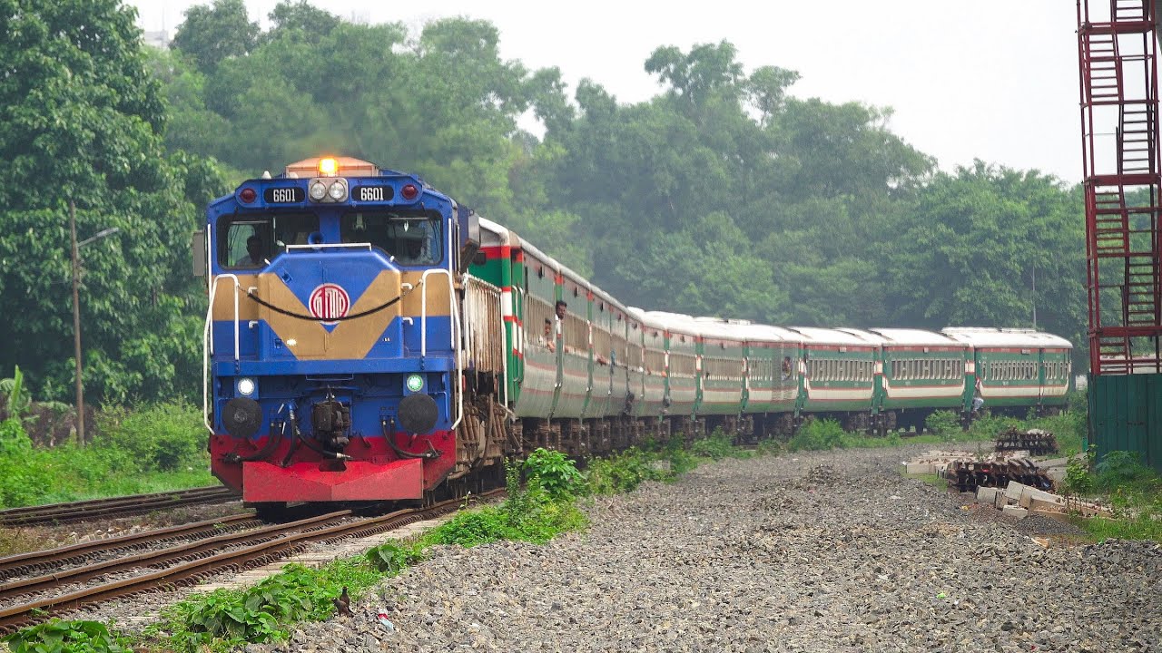 Ekota Express Train Spotted at Banani Rail Curve with US made New EMD ...