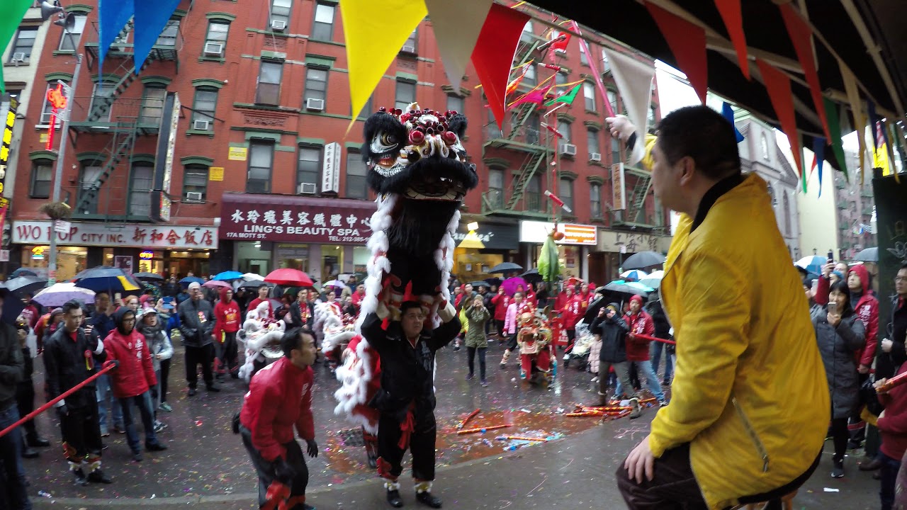 ⁴ᴷ Lion Dance with Lettuce and Candy Throw - Chinese New Year 2018 in ...