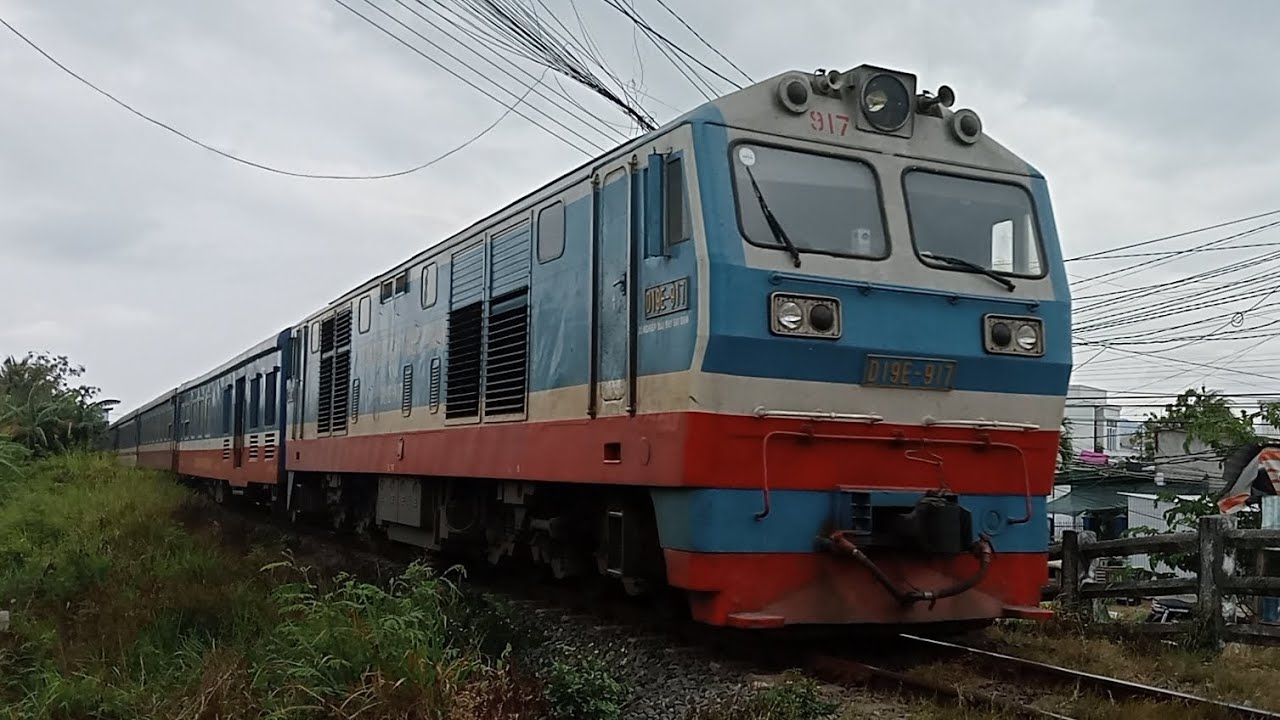 [396] D19E - 917: SNT5 kép đầu máy Mỹ D9E - 244 qua đường ngang thôn ...