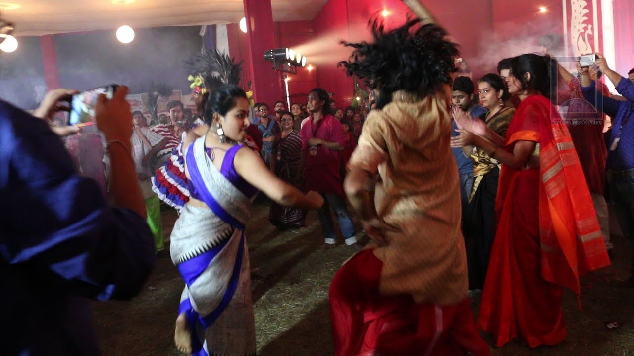 Dhunachi Dance during Durga Puja at CR Park, New Delhi - YouTube