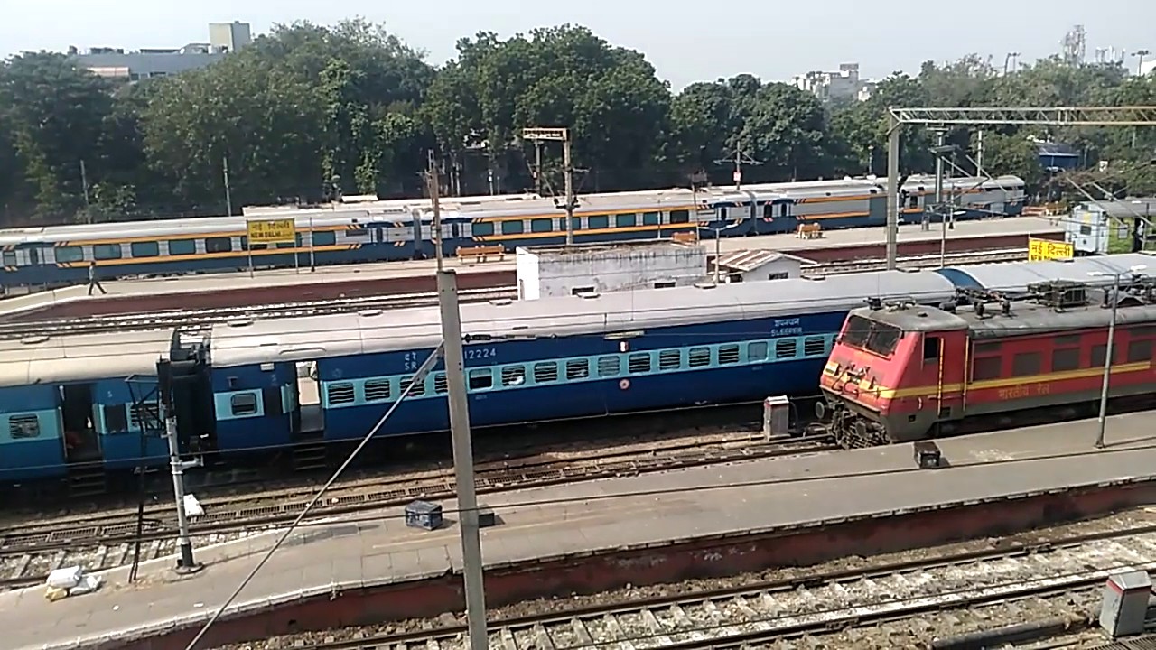Howrah duronto enters And kerala depart new delhi and tejas coaches in ...