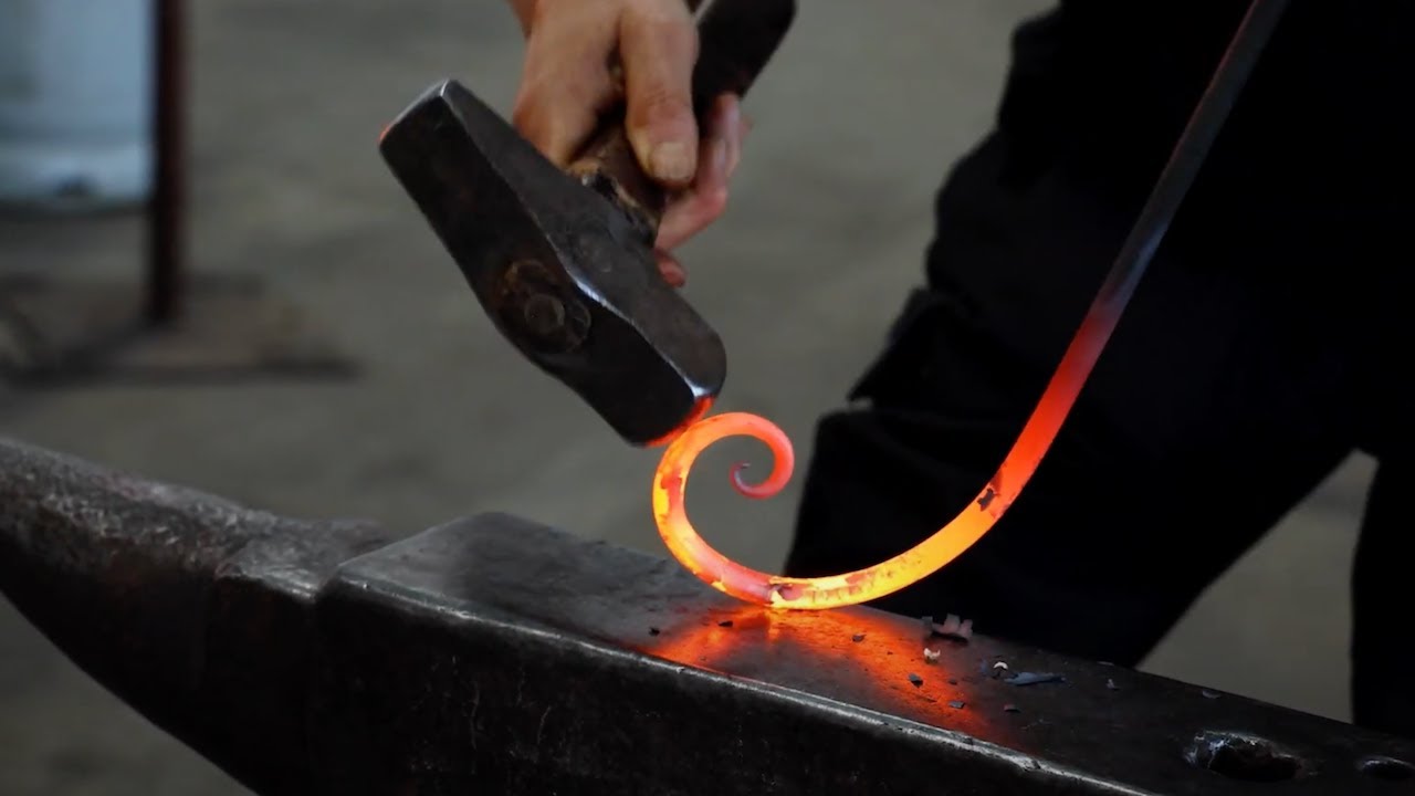 Craft Video Dictionary: Bending and Scrolling Forged Steel demonstrated ...