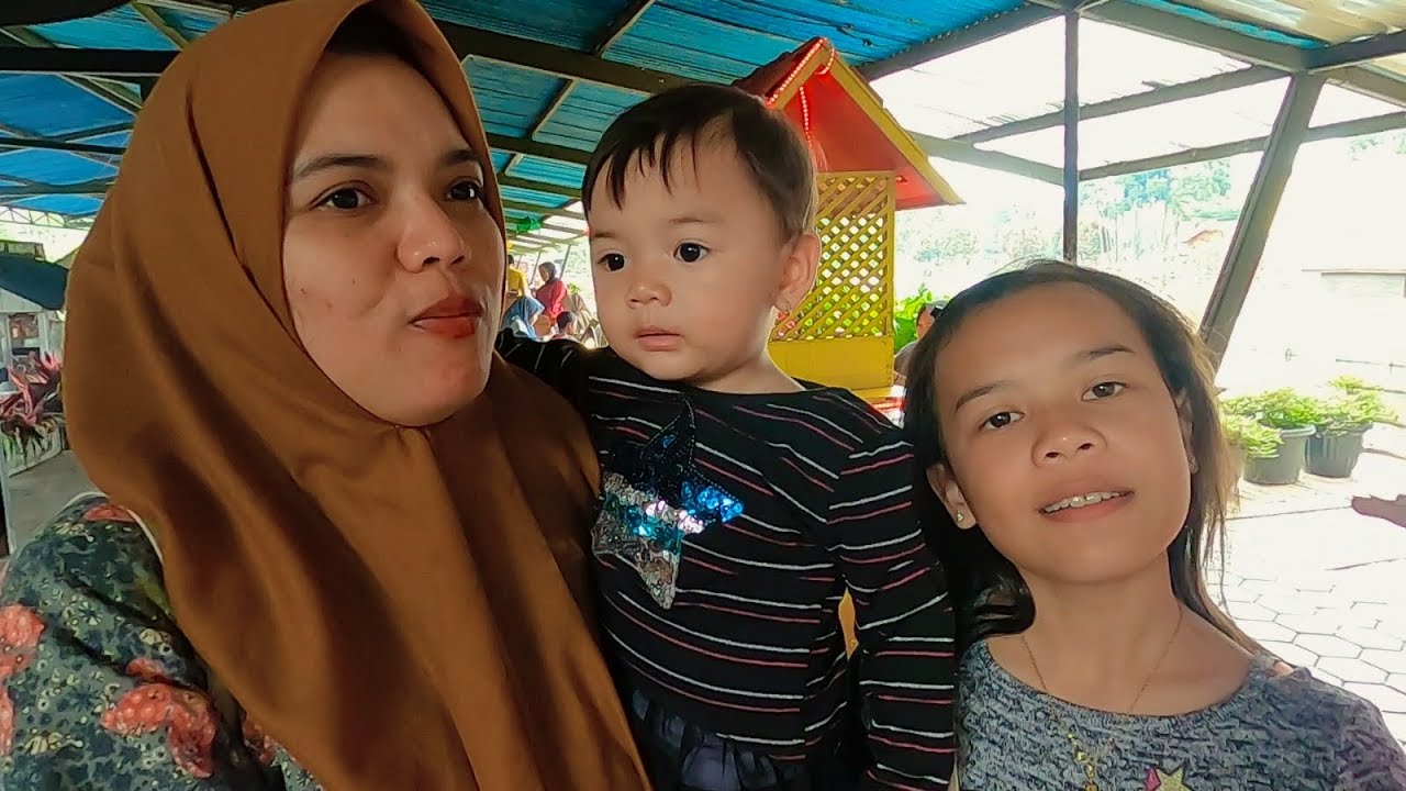 VLOG ARUMI JALAN JALAN KE FLOATING MARKET - YouTube