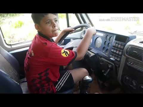 Pai ensina filho de 13 anos a dirigir caminhão, veja a reação do garoto