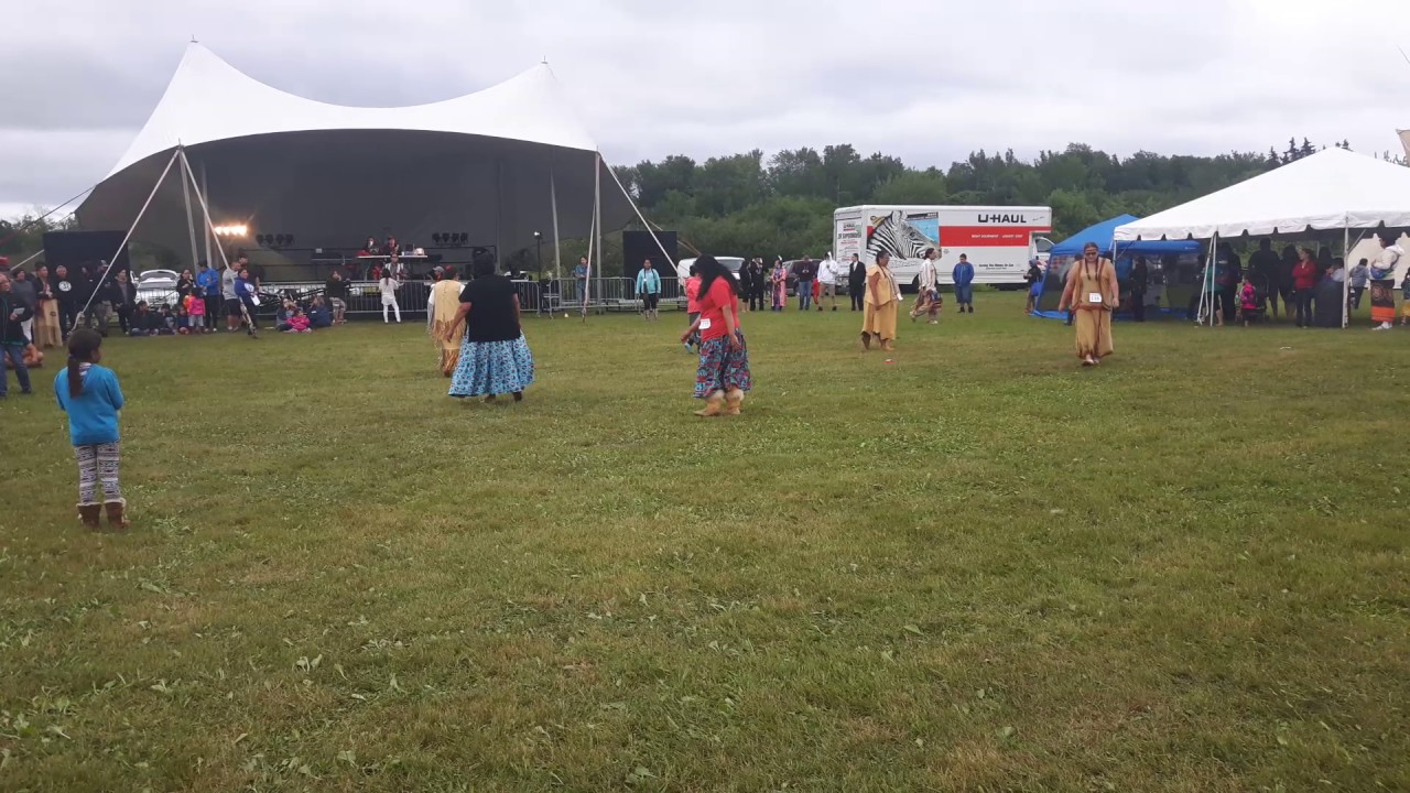 Womens kojua 1st song @eskasoni powwow 2017 - YouTube
