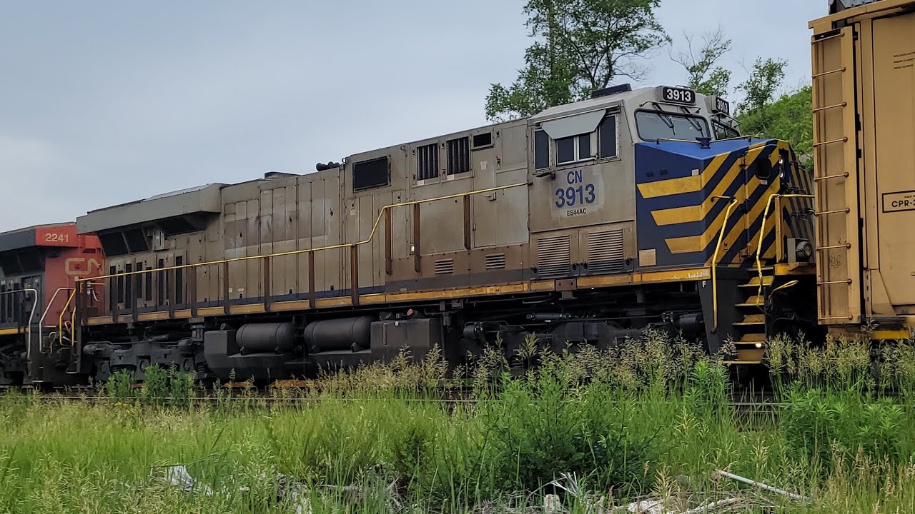 (The First Ex-CitiRail!) CN 271 - 2241 & 3913 In Burlington Ontario ...