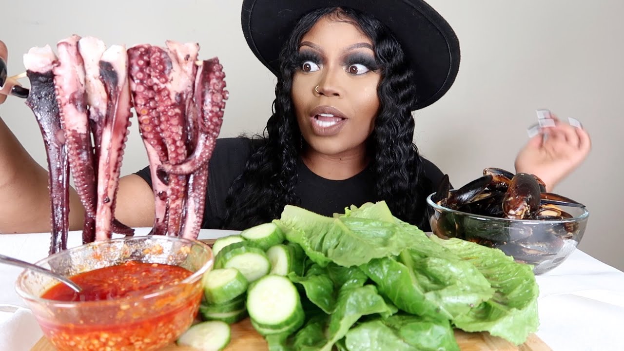 OCTOPUS MUKBANG EATING SHOW| EAT WITH QUE - YouTube