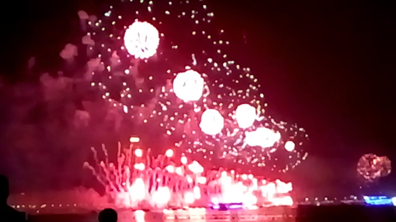 2018 Spectacular 🎆fireworks display in Corniche Abu Dhabi U. A. E - YouTube