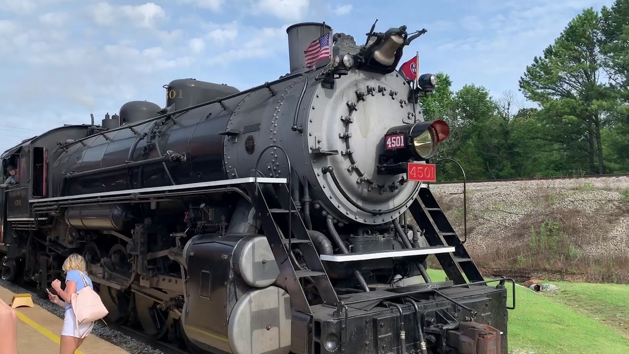 Southern 4501 pulling the local - YouTube