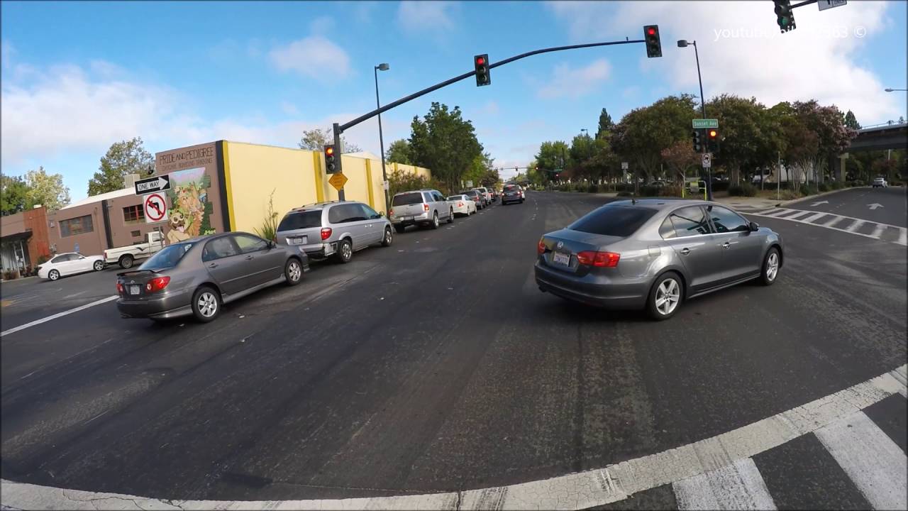 Selfish Driver Blocks Intersection for Full Light Cycle 5GJY671 Block ...