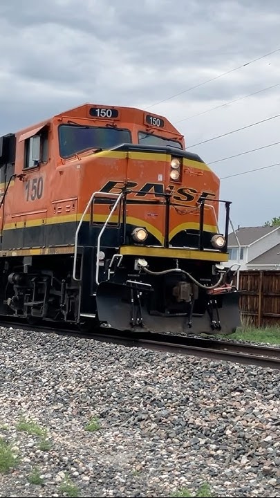 BNSF engineer waves hi in GP60M 150 at Longmont #bnsf #gp38 #trains #shorts #train #short - YouTube