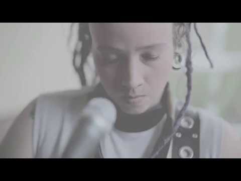 LARIE | d a r l i n g • live session •