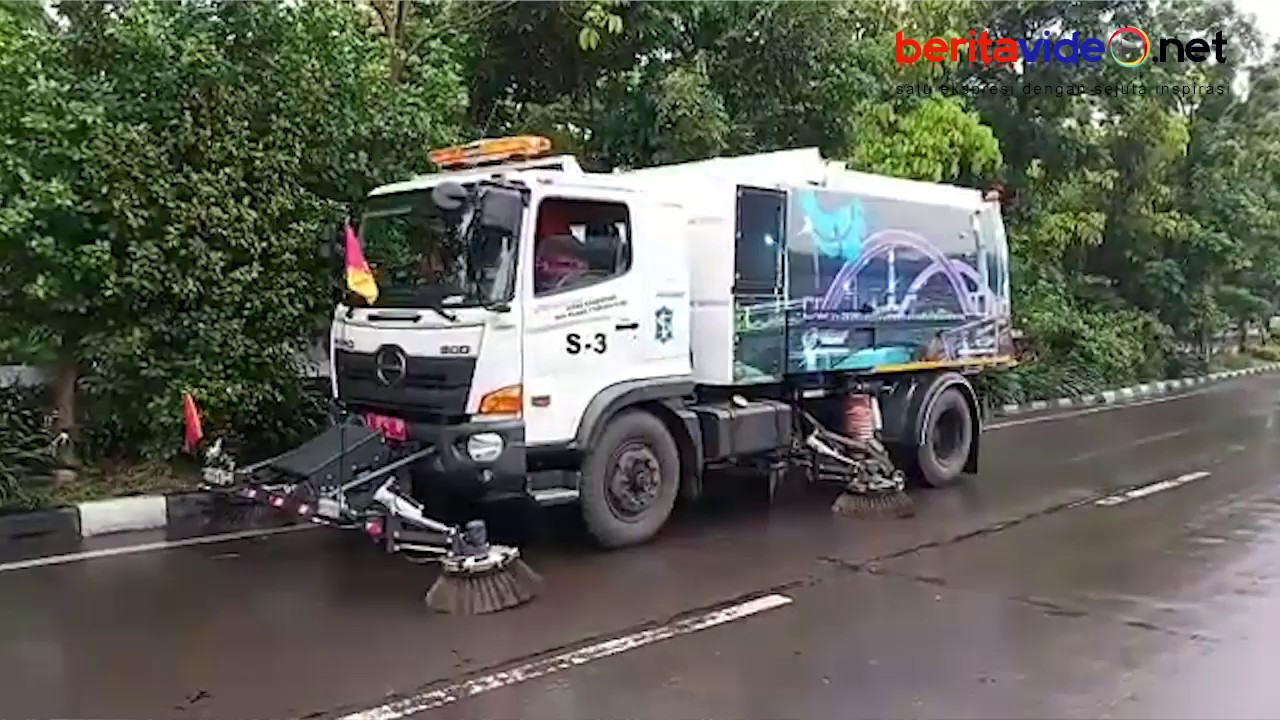 Makin Canggih, Surabaya Punya Mobil Penyapu Debu Jalanan Road Sweeper ...