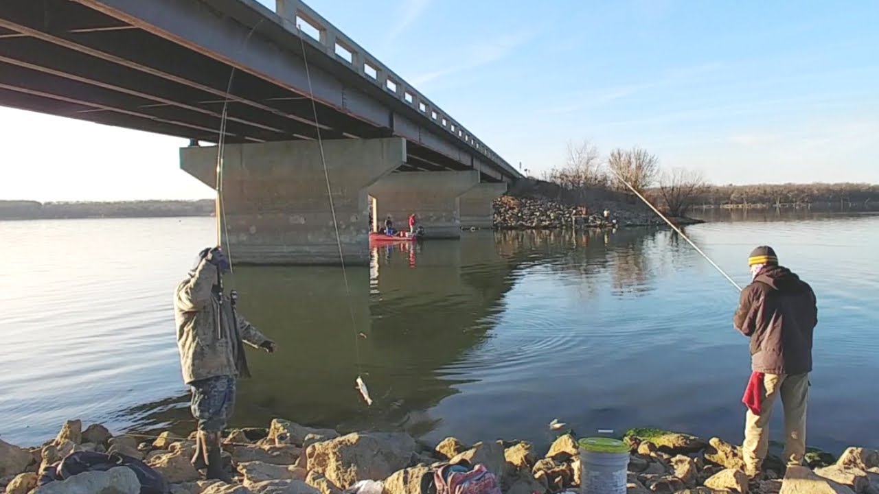 Winter Crappie Fishing Under The Bridge Using 9 ft Pole. EP 215 - YouTube