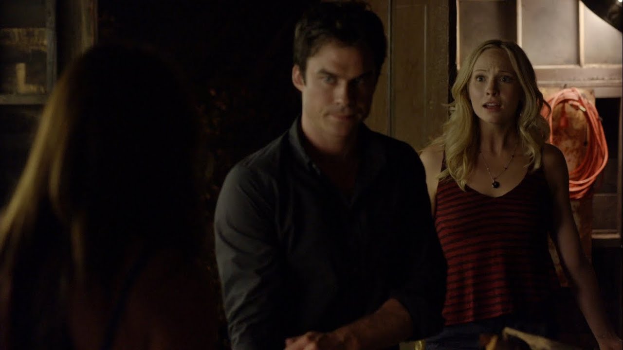 TVD 5x2 - Damon & Caroline try to find Elena at the bonfire party, he's ...