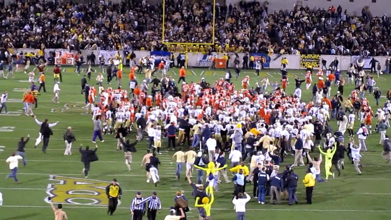 Georgia Tech vs Clemson - 2011 - Crowd Storms the Field - YouTube