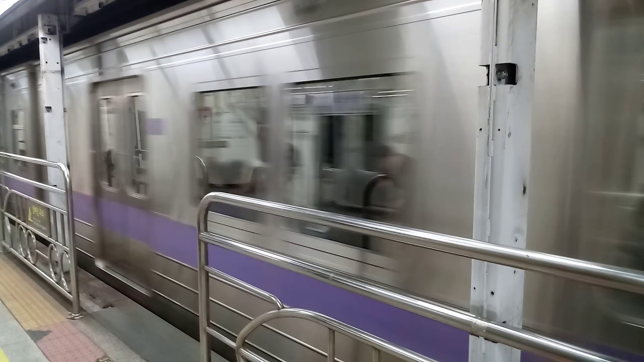 Seoul Metro Line no.5 Gwanghwamun station depart - YouTube
