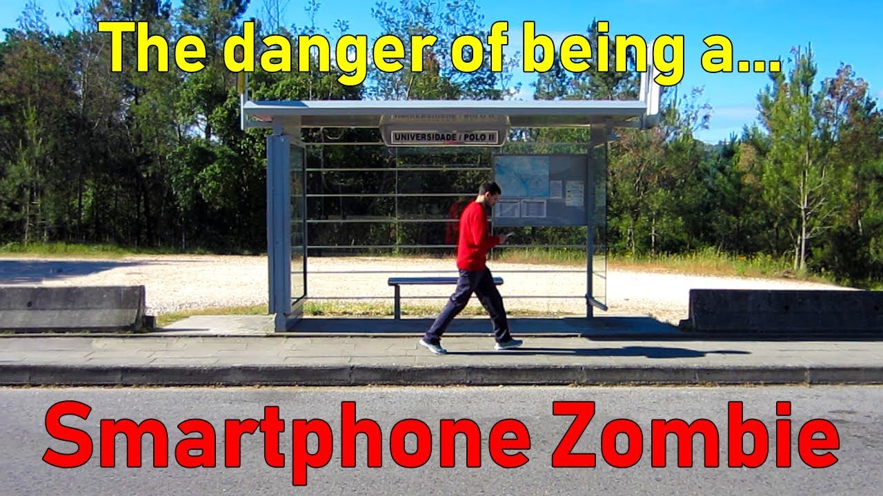 The danger of being a… Smartphone Zombie 📱🧟 (watch it until the end ...