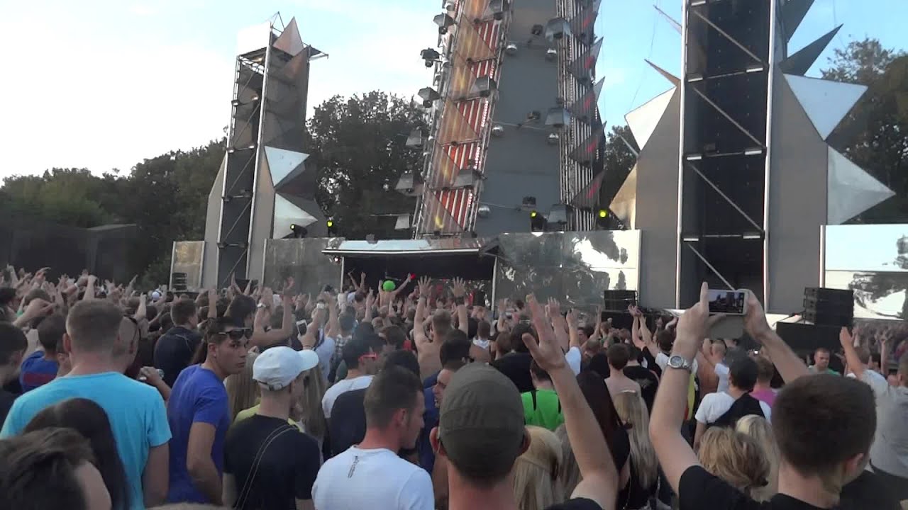Frontliner - Symbols (Official Q-Base 2012 Anthem) Live HQ + Crowd view ...
