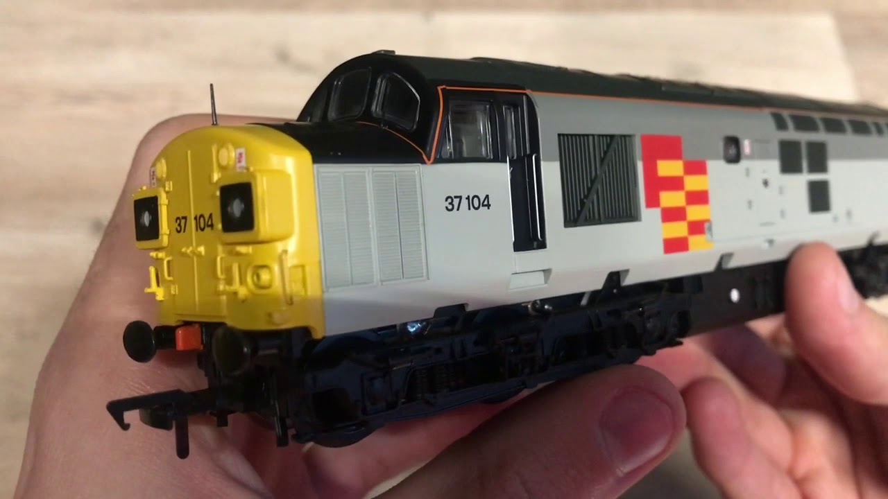 Opening the railfreight general sector class 37 with DCC sound by ...