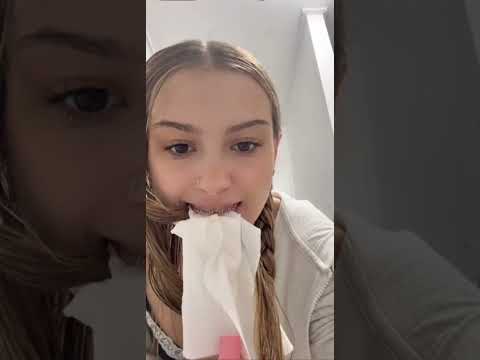 Loirinha linda arrumando o cabelo 😘