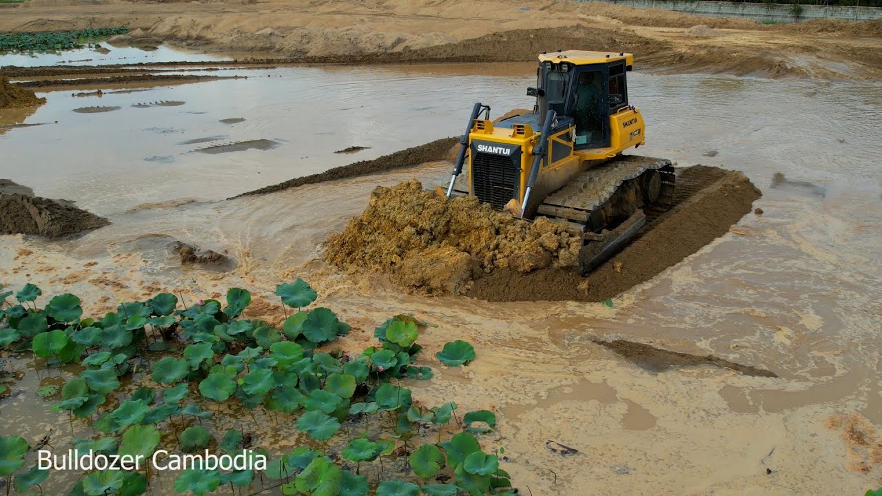 INCREDIBLE!! SHANTUI BULLDOZER PUSHING SAND ON THE WATER ALMKST GET ...