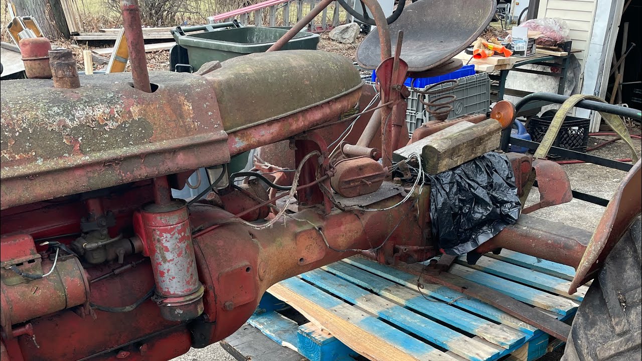 Restoring a 1947 Farmall B tractor part 1-Taking everything off the ...