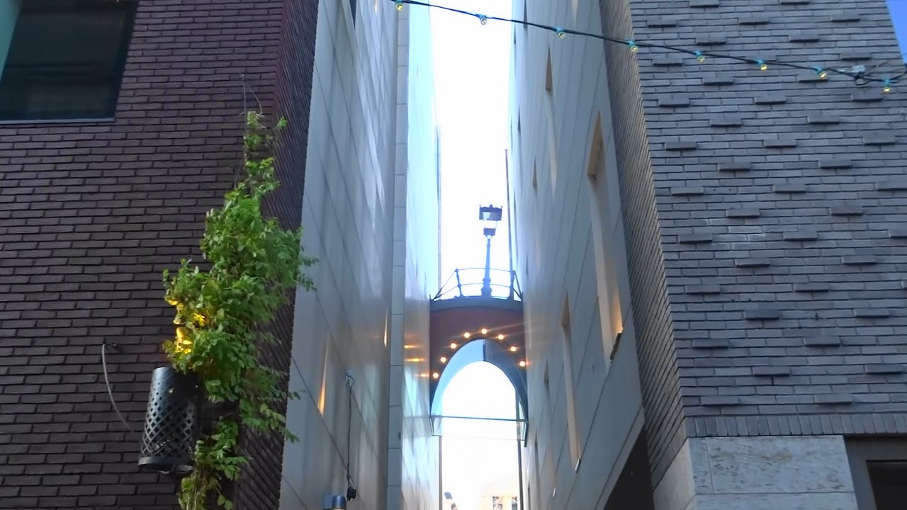 Canal Skybridge tussen Adyen-panden Rokin Amsterdam - Streetart Frankey ...