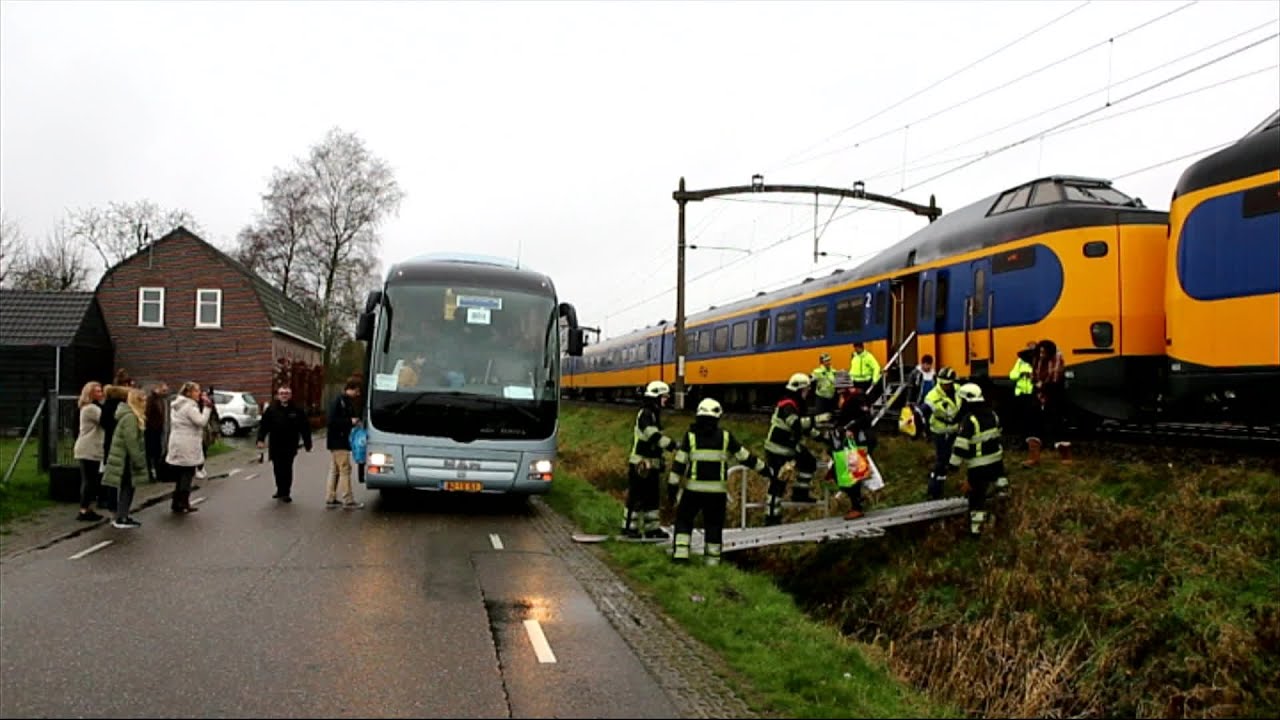 Automolist overleden na botsing met trein in Boxtel - YouTube