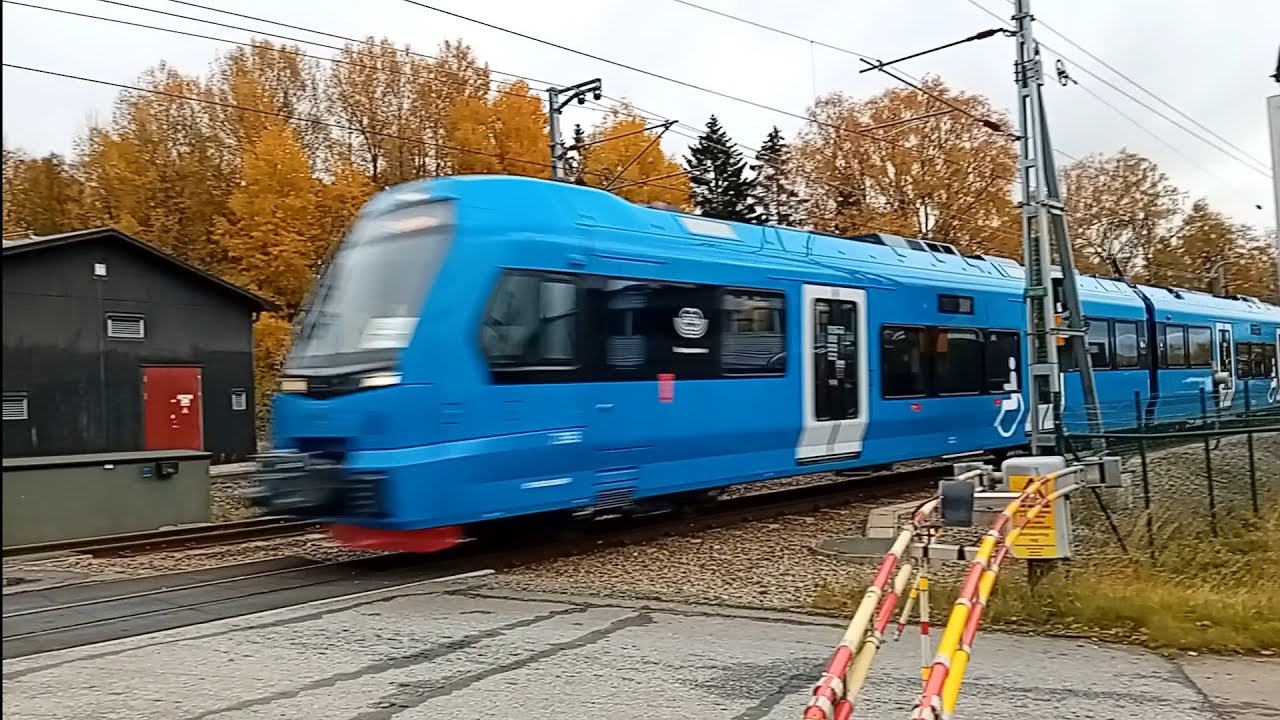 X15p 713 passerar plankorsning i Täby Kyrkby på testkörning ...