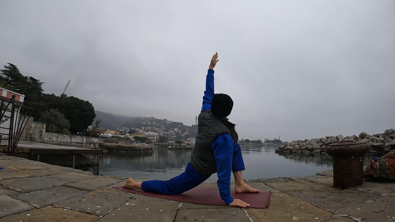 Allungati - Lezione di Yoga Base con Edoardo - YouTube