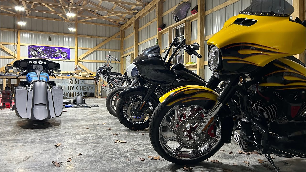 HARLEY DAVIDSONS ON A MONDAY - YouTube