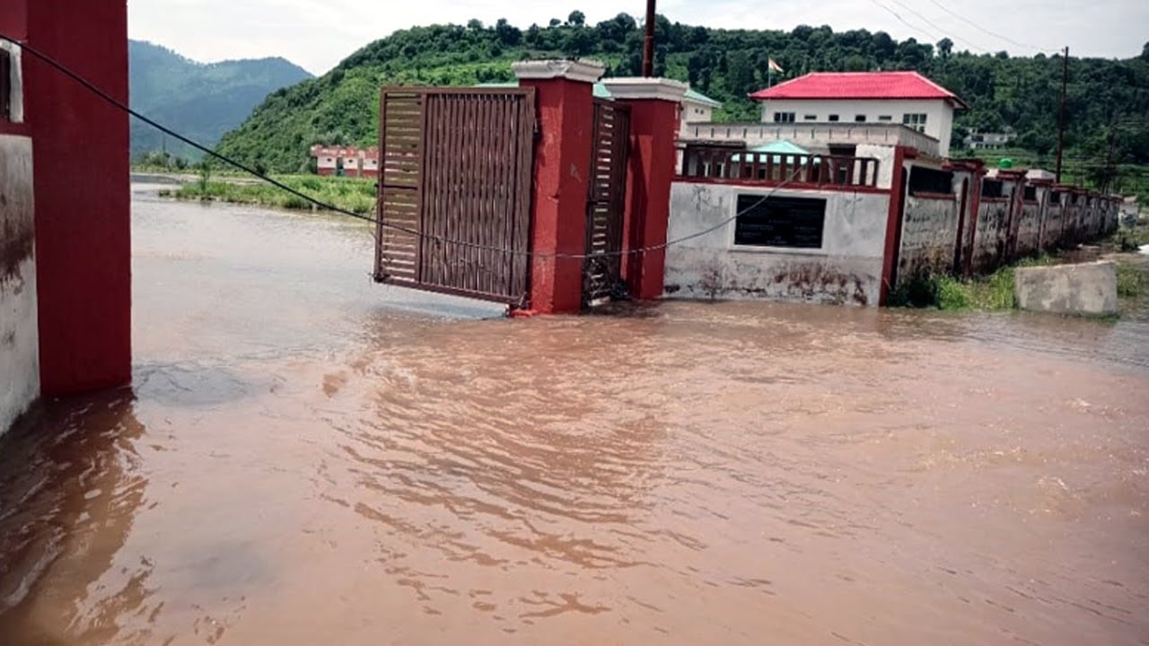Poonch : Cloudburst Causes Damage At LoC Trade Centre, 9 Cops Rescued ...
