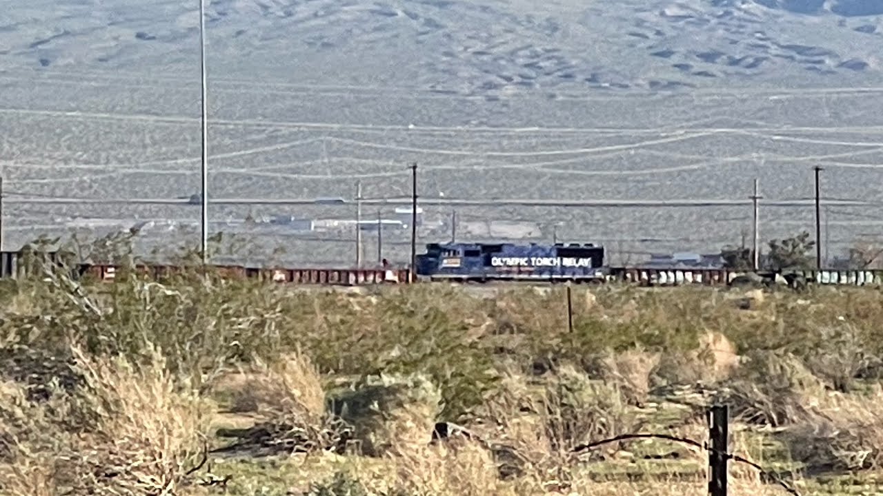 Yermo railfanning Ft UPRR SD70M 2001, new paint scheme AC44, and pacing ...