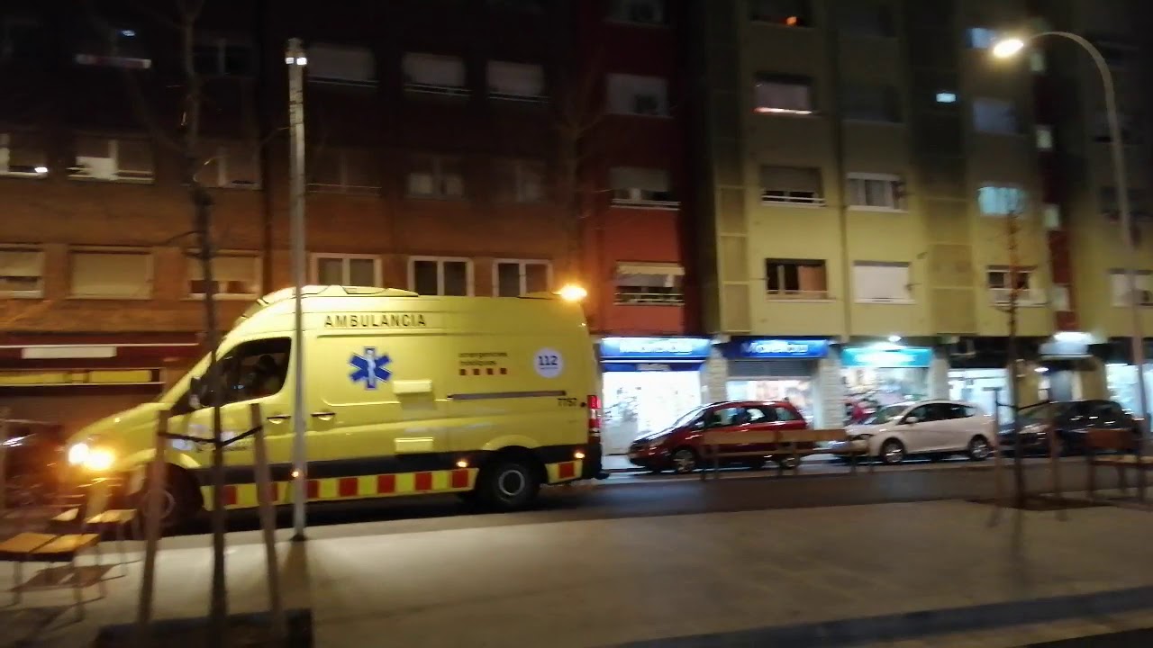Ambulancia 112 llegando a un servicio urgente - YouTube