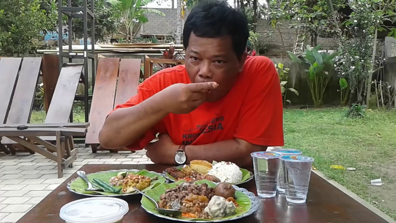 Makan Gudeg, Nasi Empal dan Ayam betutu di Bale Rasa Lombok - YouTube