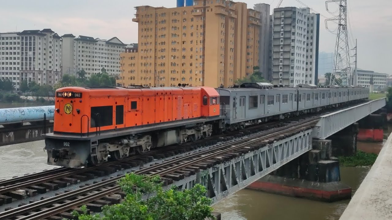 [4K] PNR DEL 902 + EMU 4 PASSING PANDACAN BRIDGE - YouTube