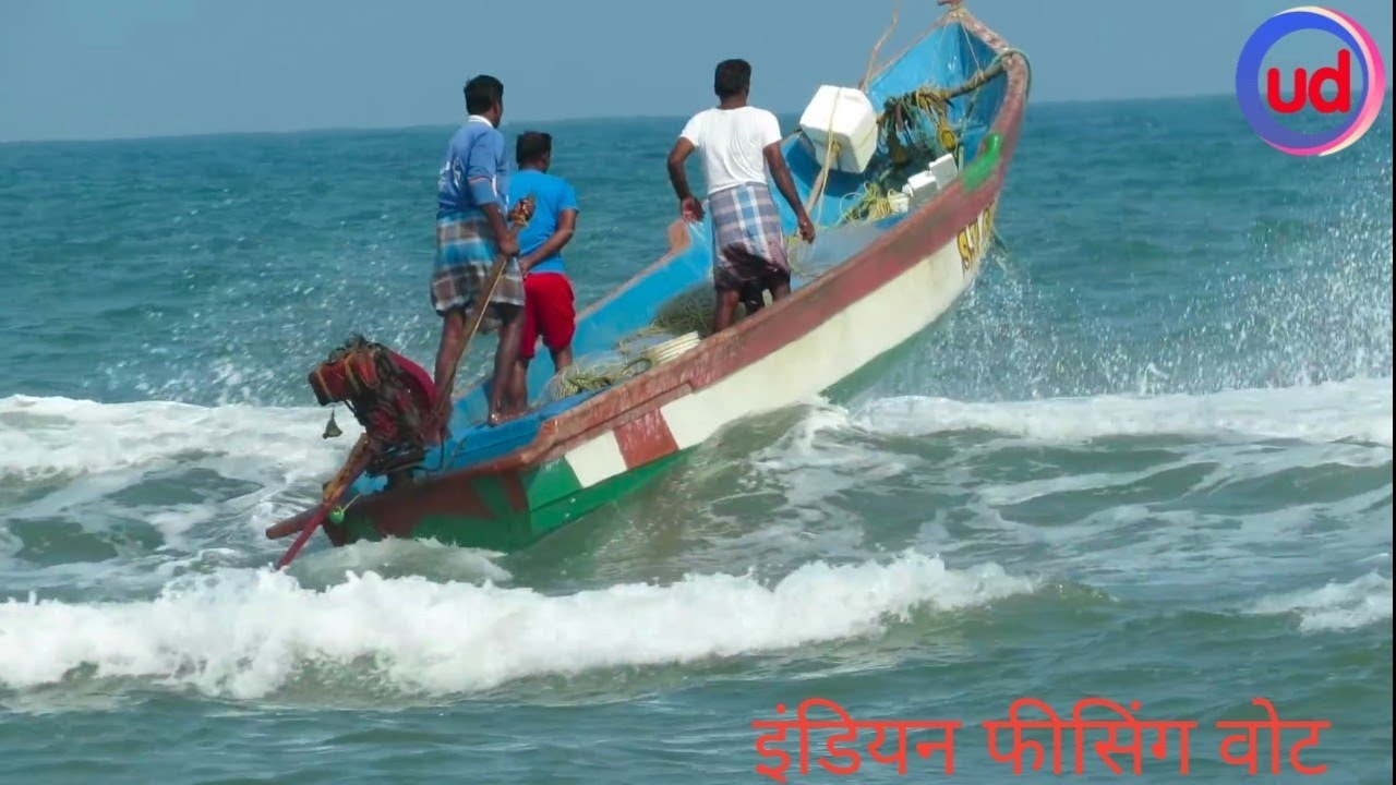 Indian fishing Boat in to the sea🎣 🐠 🐟 Samundri Machhuaara boat @ मछली ...