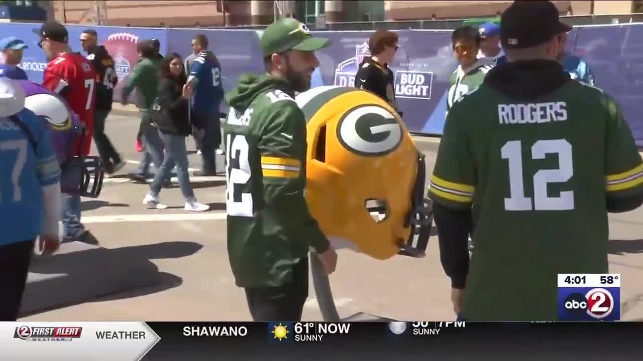Packers fans in Detroit excited for NFL Draft - YouTube