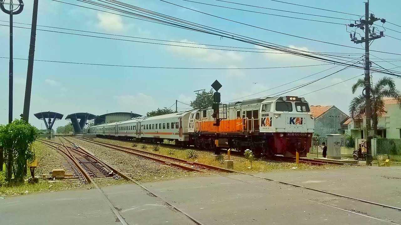 Pertama Kali Kereta Api JENGGALA Rangkaian DARURAT Ditarik Lokomotif ...