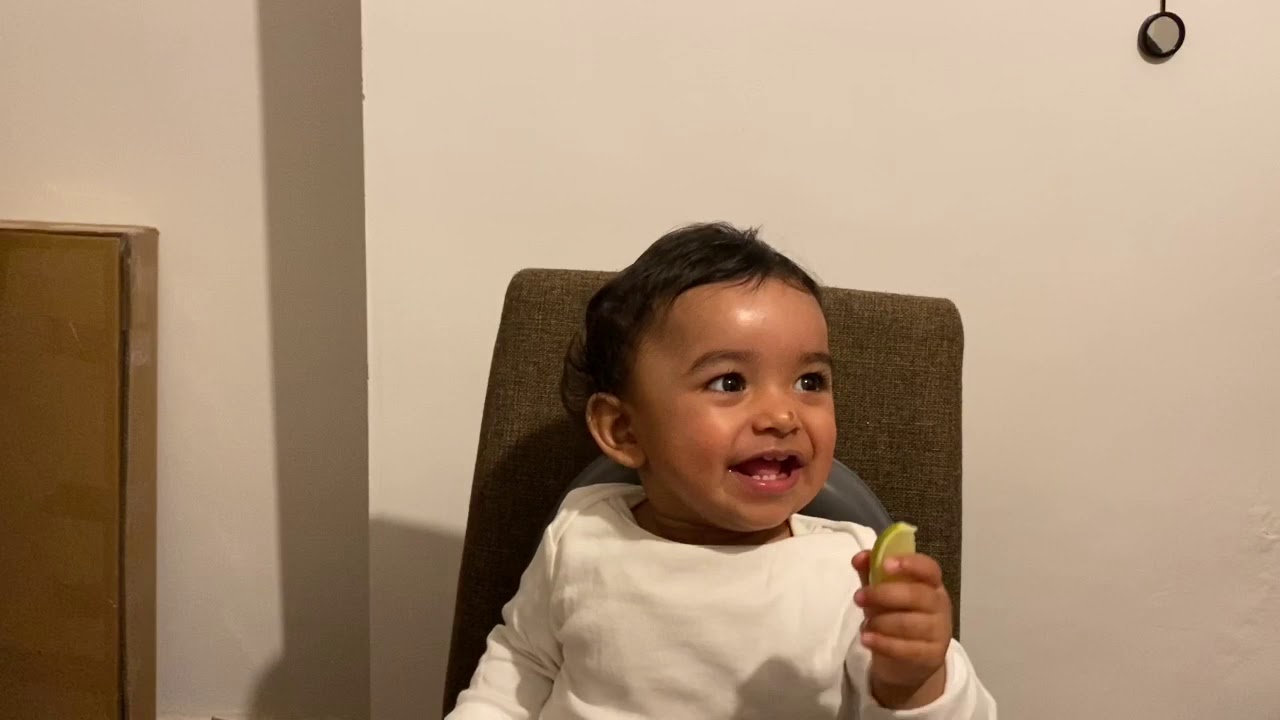 Baby Eating Lemon and her face reaction 😂 - YouTube