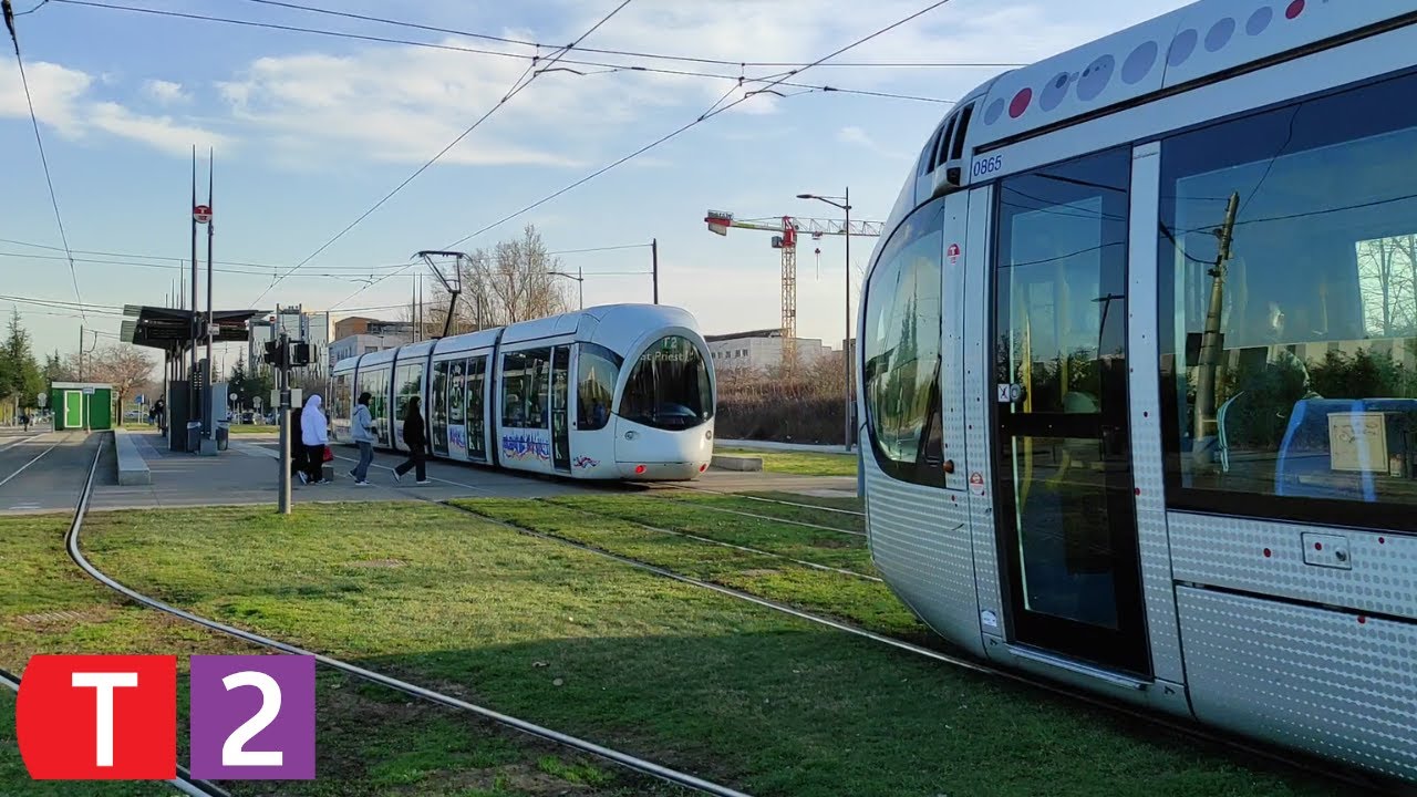 Lyon - Tram T2 à la station Porte des Alpes - YouTube