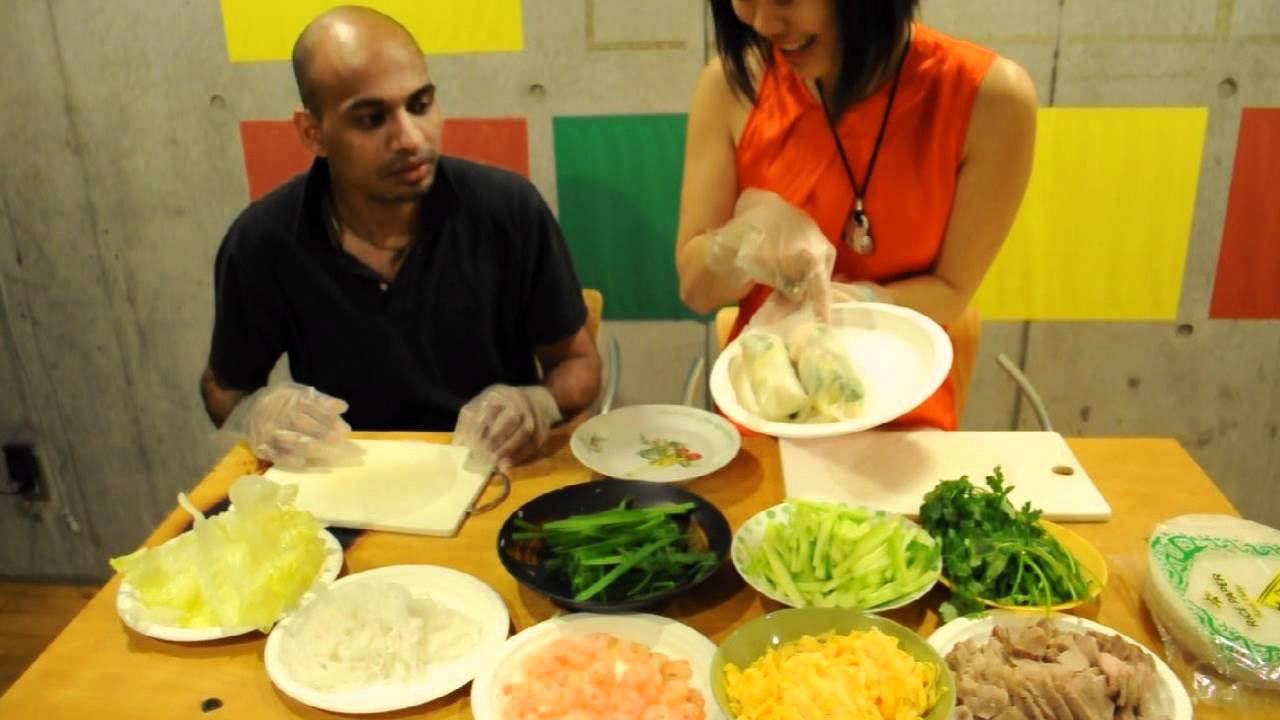 How to make Vietnamese fresh spring rolls - YouTube