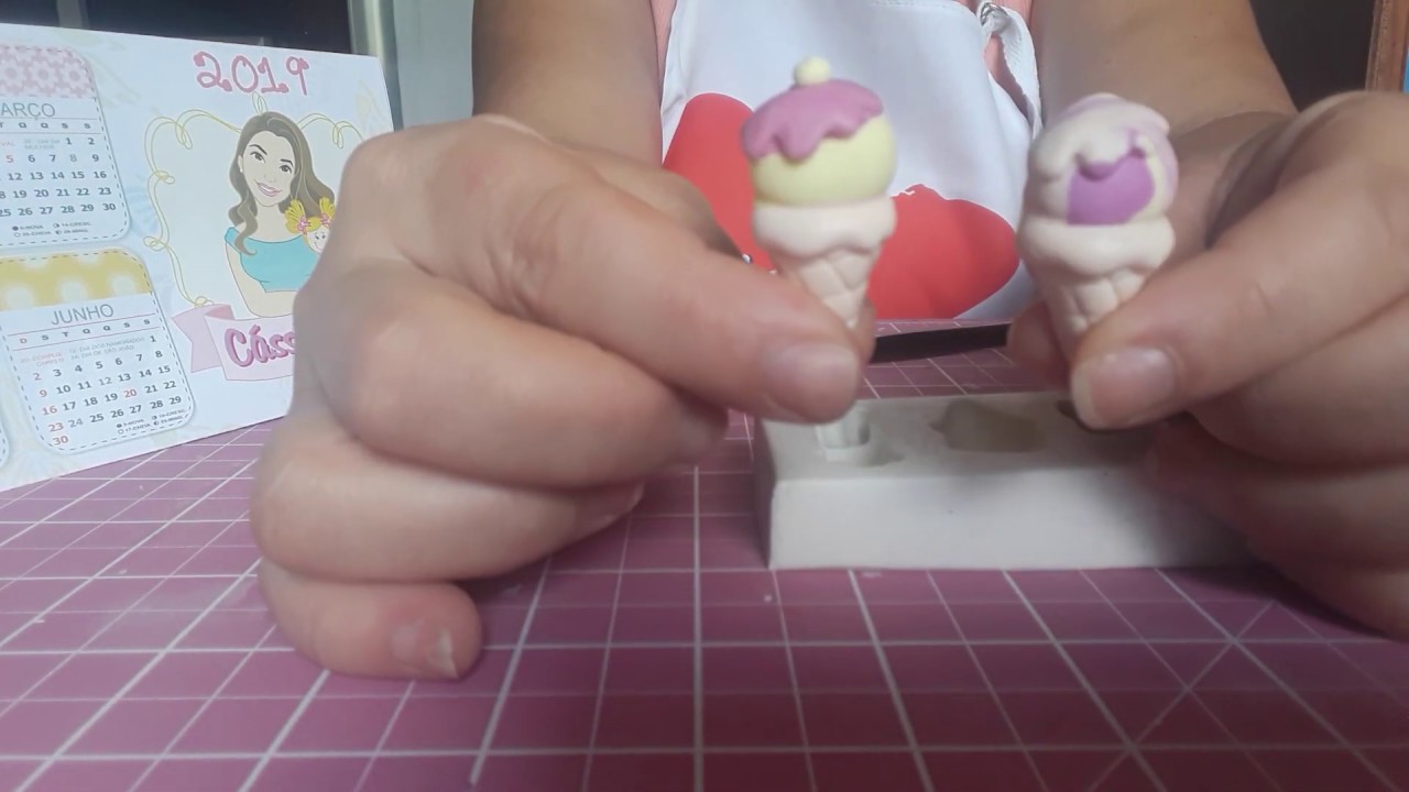 Usando massa de EVA com moldes ( cores diferentes) - YouTube