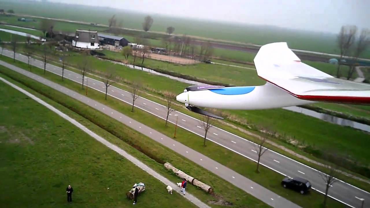 Reichard Maxx RC glider with HD keychain camera - YouTube